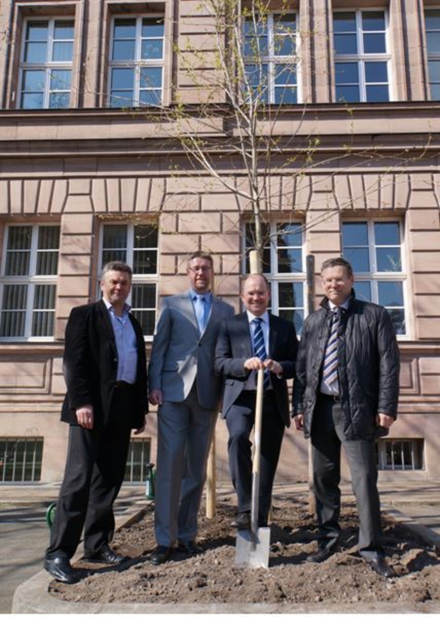 OB-Kandidat Sebastian Brehm pflanzt ersten Baum in der Saison 2014 ...