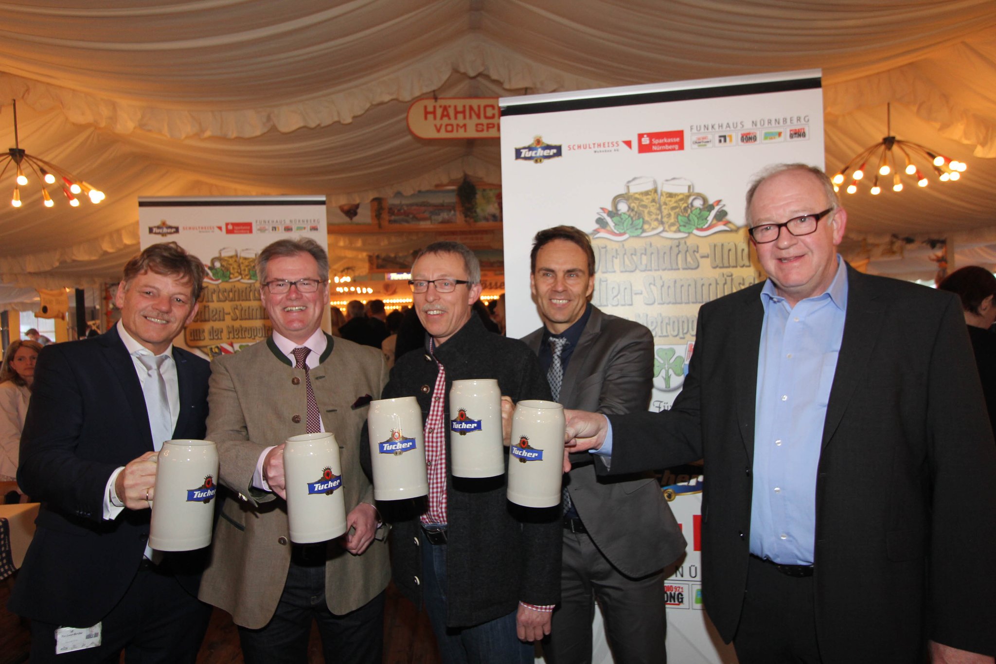 Vergnügte Besucher beim W&M-Stammtisch - Nürnberg