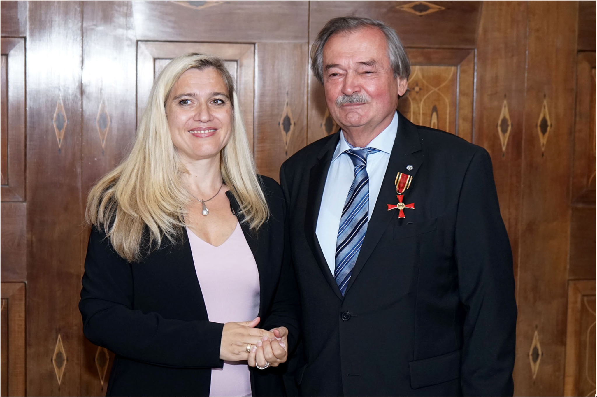 Huml überreicht Bundes-Verdienstorden an sechs Bürgerinnen und Bürger ...