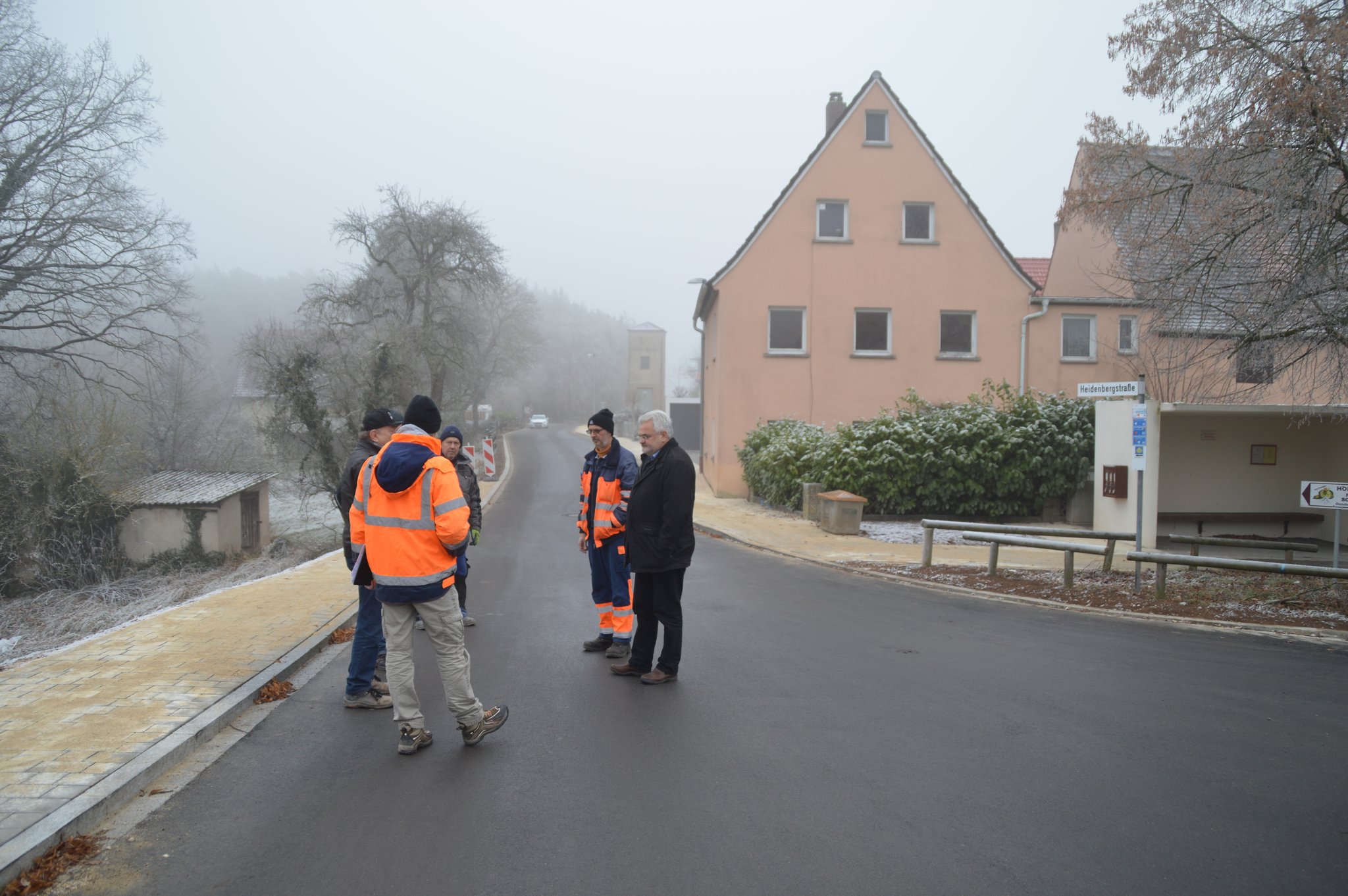 Neuer Gehweg für Fußgänger vor dem Aufstieg zum Heidenberg - Landkreis Roth