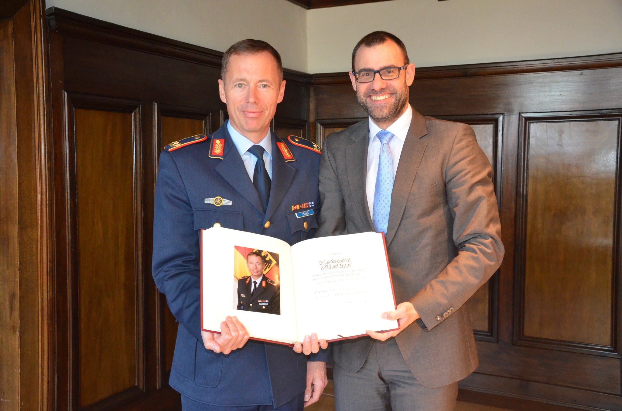 Brigardegeneral Michael Traut trägt sich ins Goldene Buch der Stadt ...