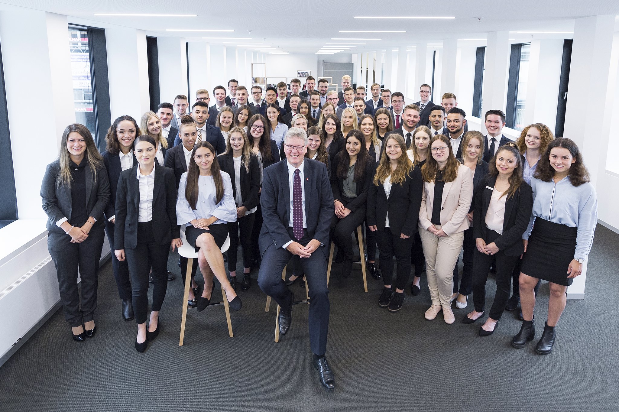 Dr. Matthias Everding freut sich über 56 neue Azubis bei der Sparkasse ...