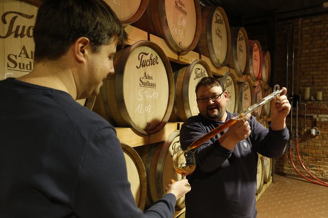 Frisch gezapft: Das 1. Rotbier aus dem neuen Alten Sudhaus von Tucher ...