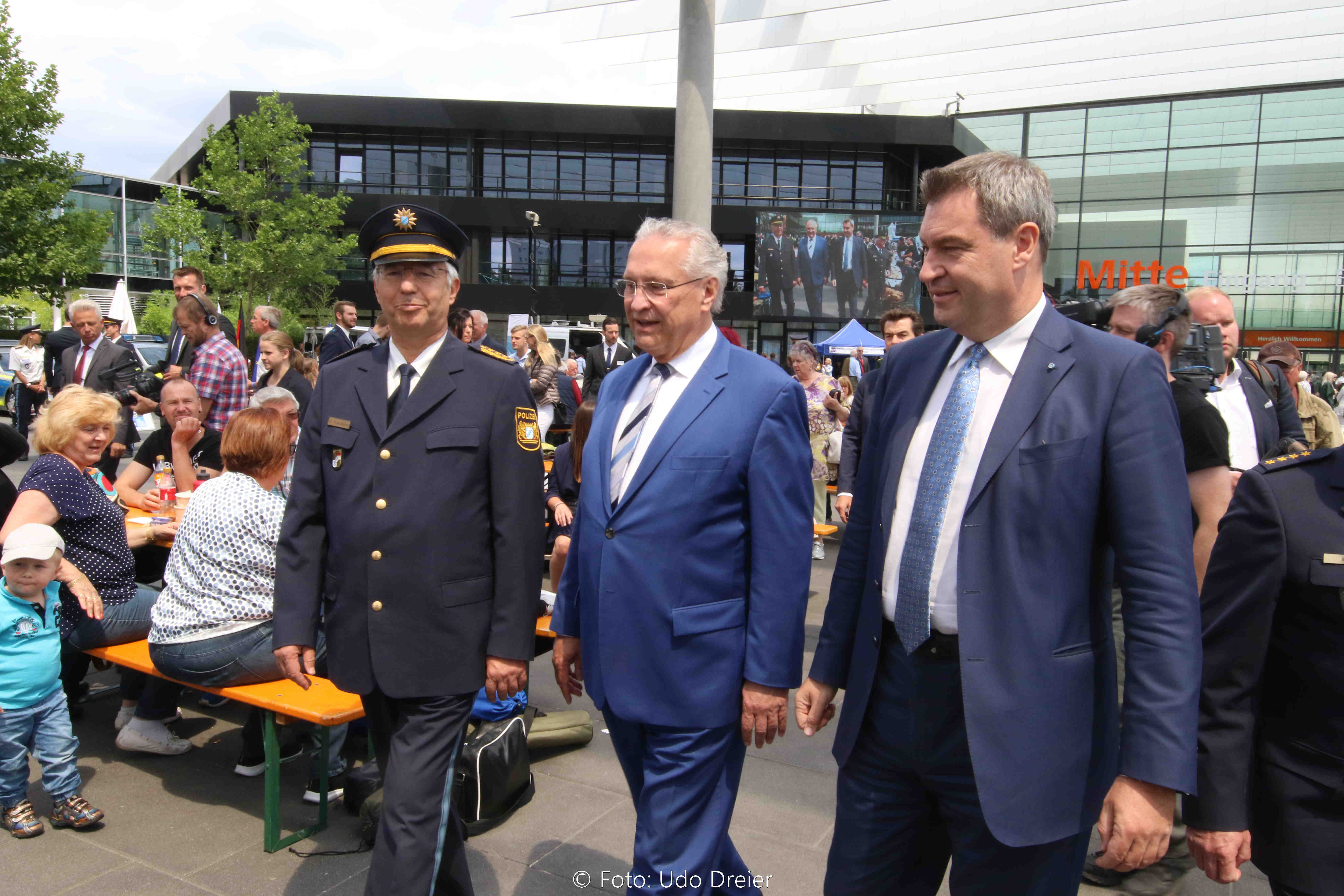 Beim 1. Tag der Bayerischen Polizei wurden 1.755 neue Beamte vereidigt ...