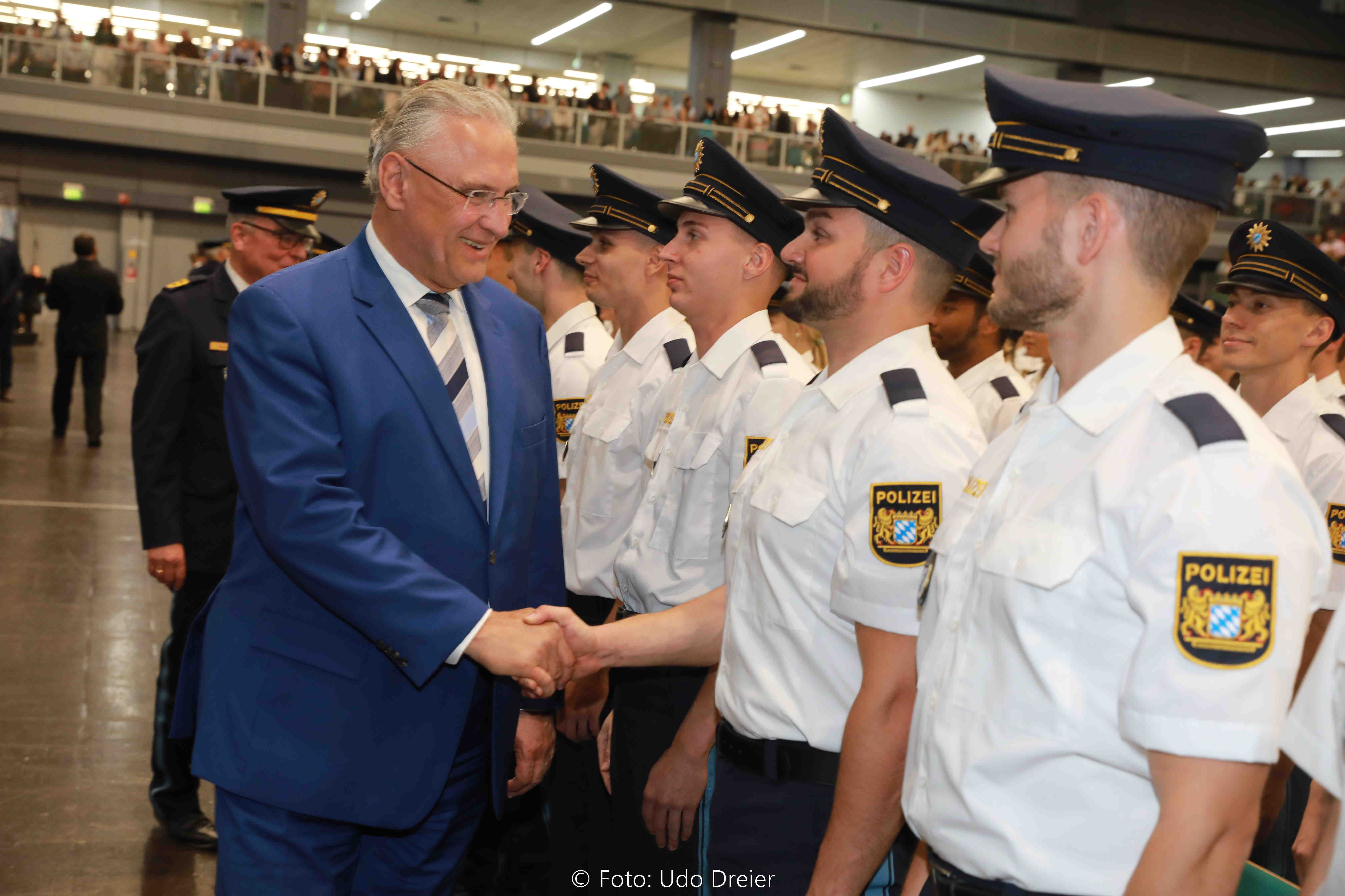 Beim 1. Tag der Bayerischen Polizei wurden 1.755 neue Beamte vereidigt ...