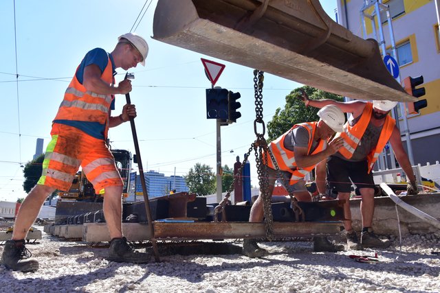 Schuften auf der Hitze-Baustelle: Nadelöhr Peterskirche soll bis zum ...