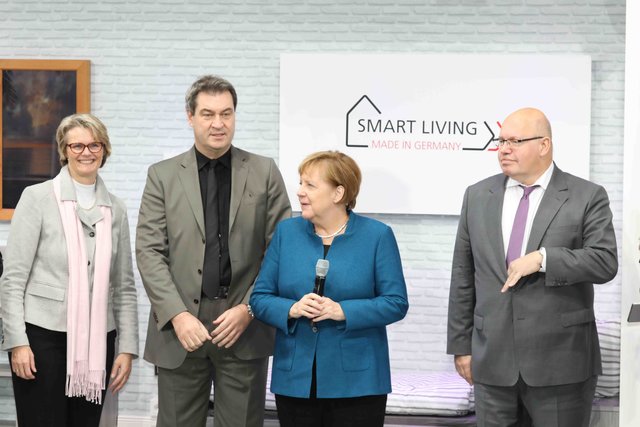 Es ging um Künstliche Intelligenz: Merkel beim Digital-Gipfel in ...