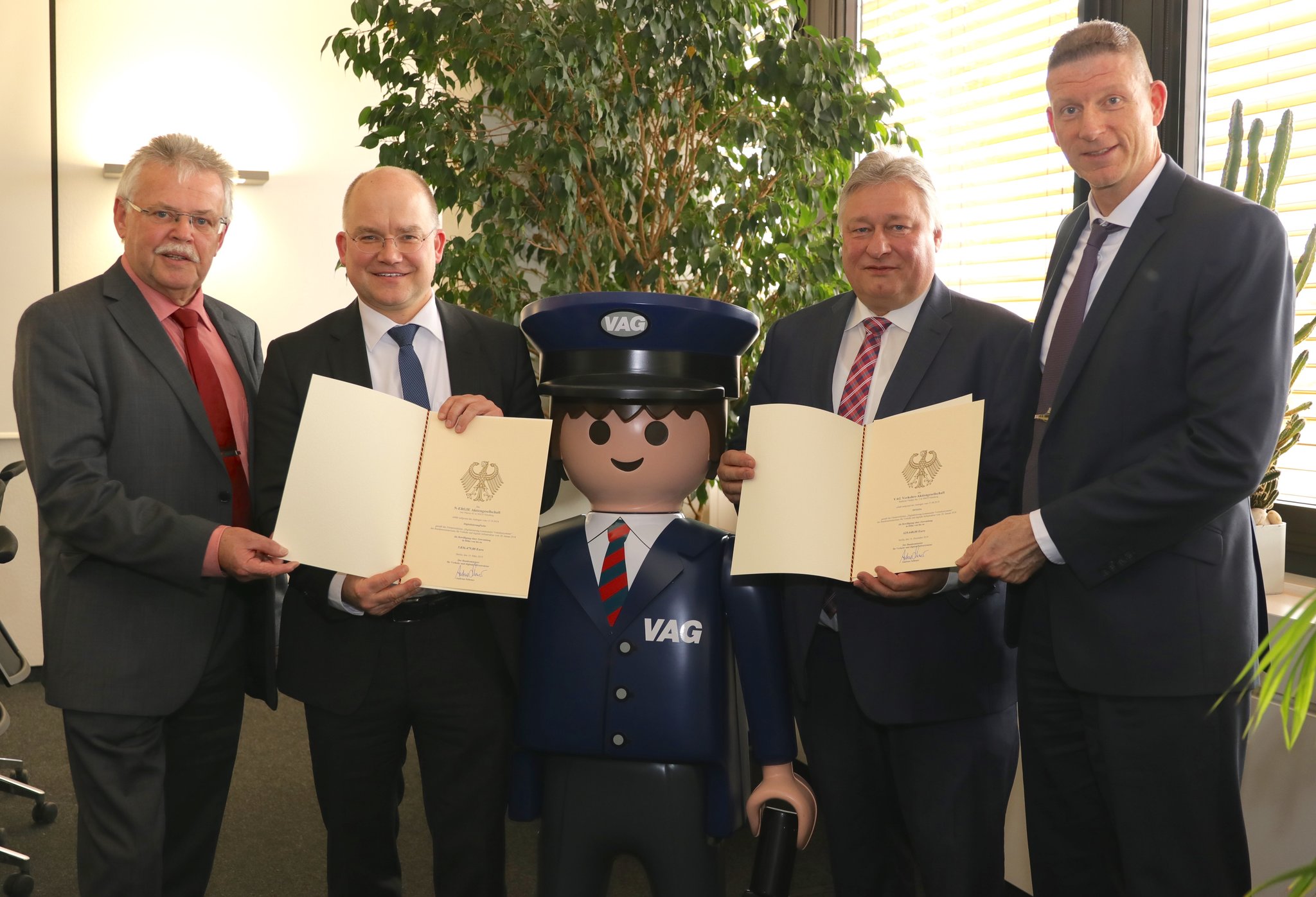 Sebastian Brehm (CSU) und Martin Burkert (SPD) überbrachten die frohen ...