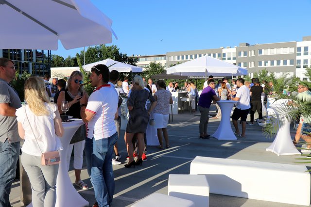 Audi Zentrum feierte unter Palmen: Rooftop-Party am Marienberg - Nürnberg