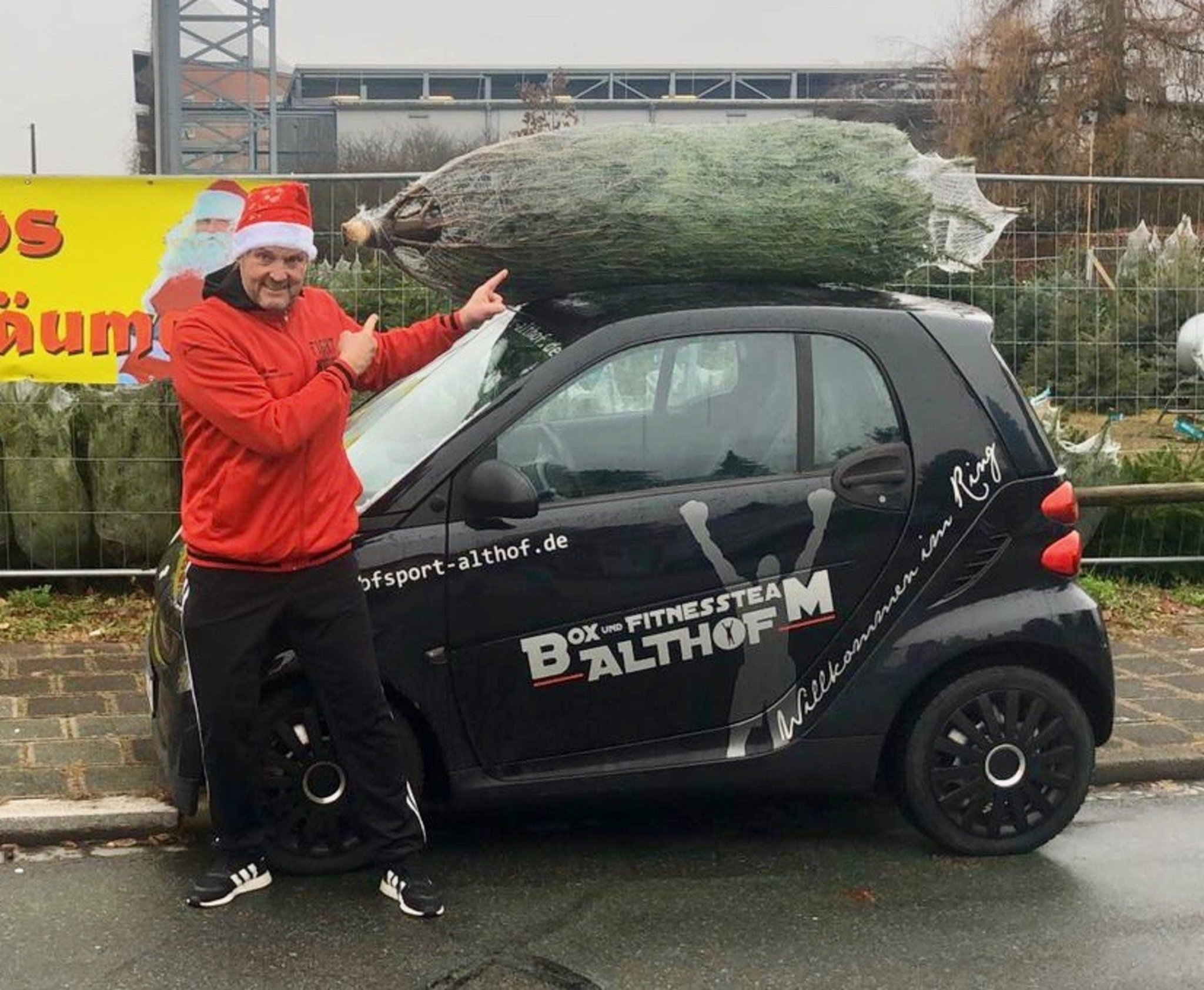 Das Ulk-Foto der Woche: Mit dem Smart! Hier holt VIP-Bodyguard Peter ...