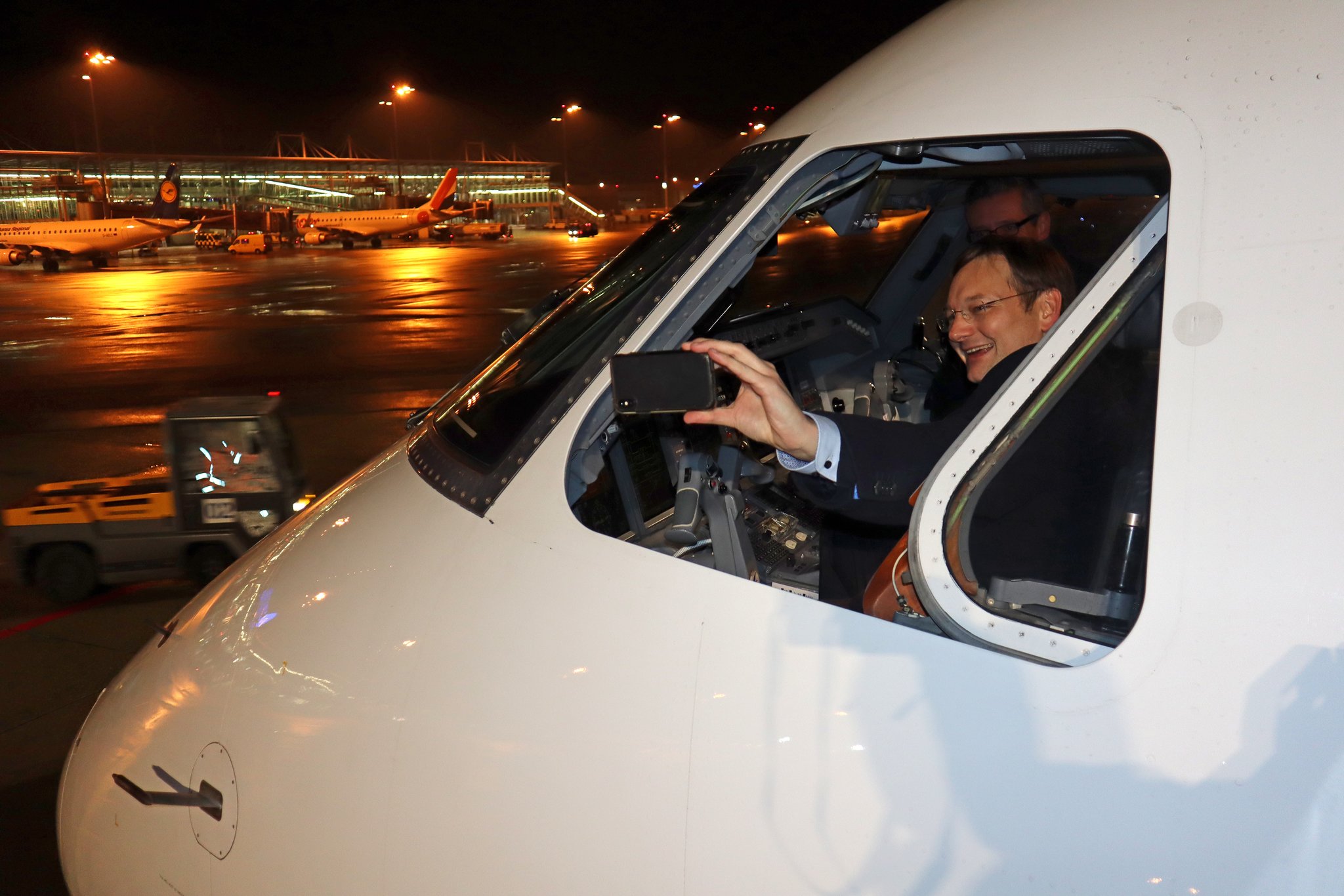 Verkehrsminister Reichhart macht ein Selfie aus dem Cockpit: Austrian ...