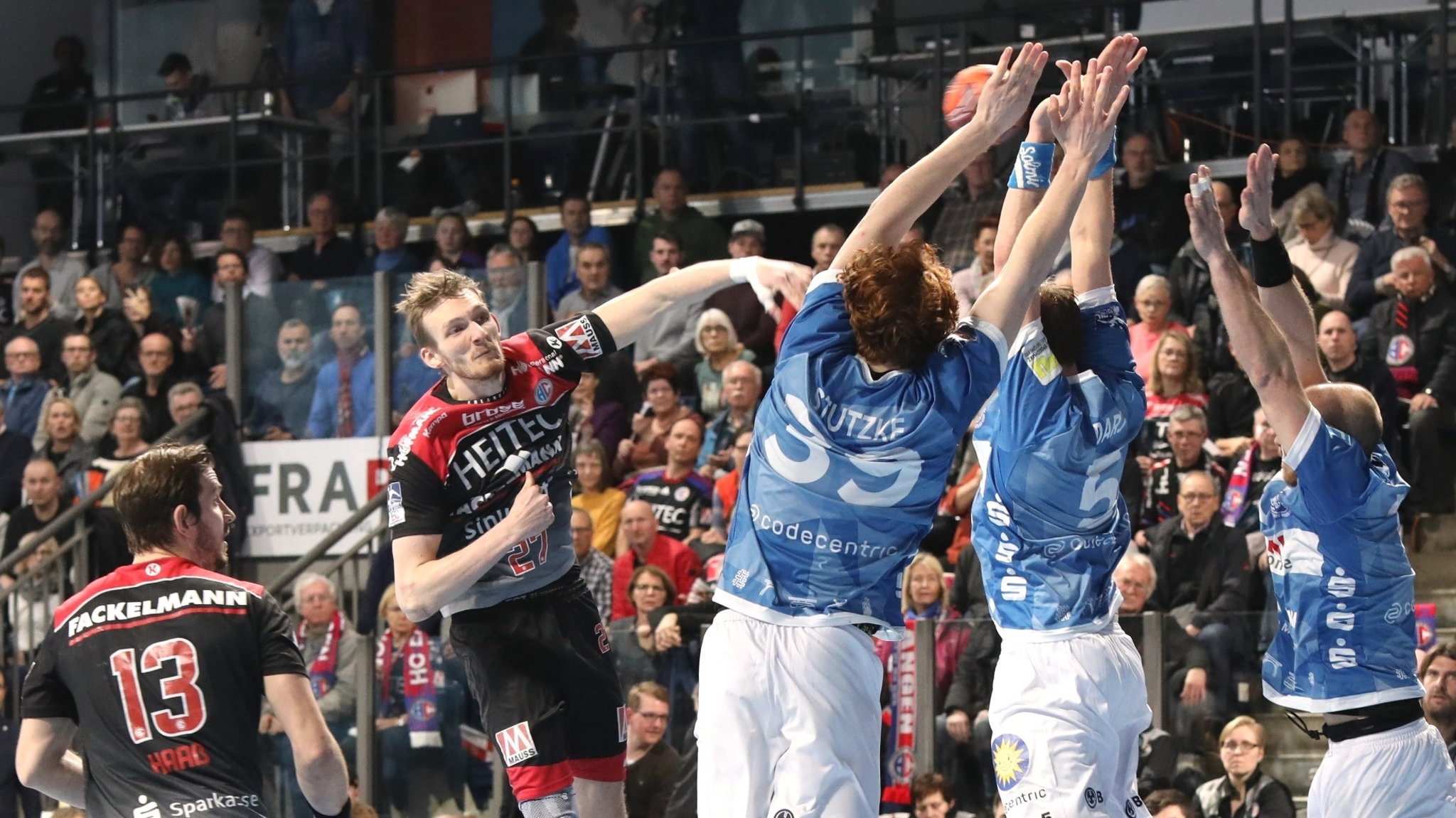 Es war der erwartete harte Handball-Fight: Handball: HC Erlangen feiert ...
