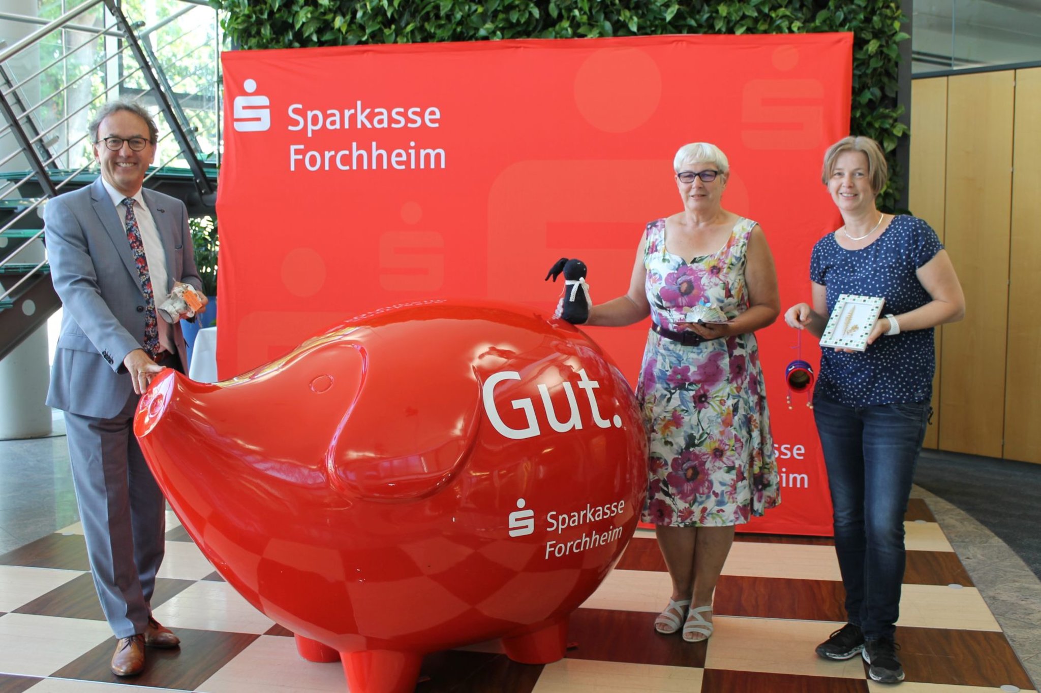 Spende an den Kreisjugendring: Sparkasse unterstützt Ferienprogramm - Forchheim