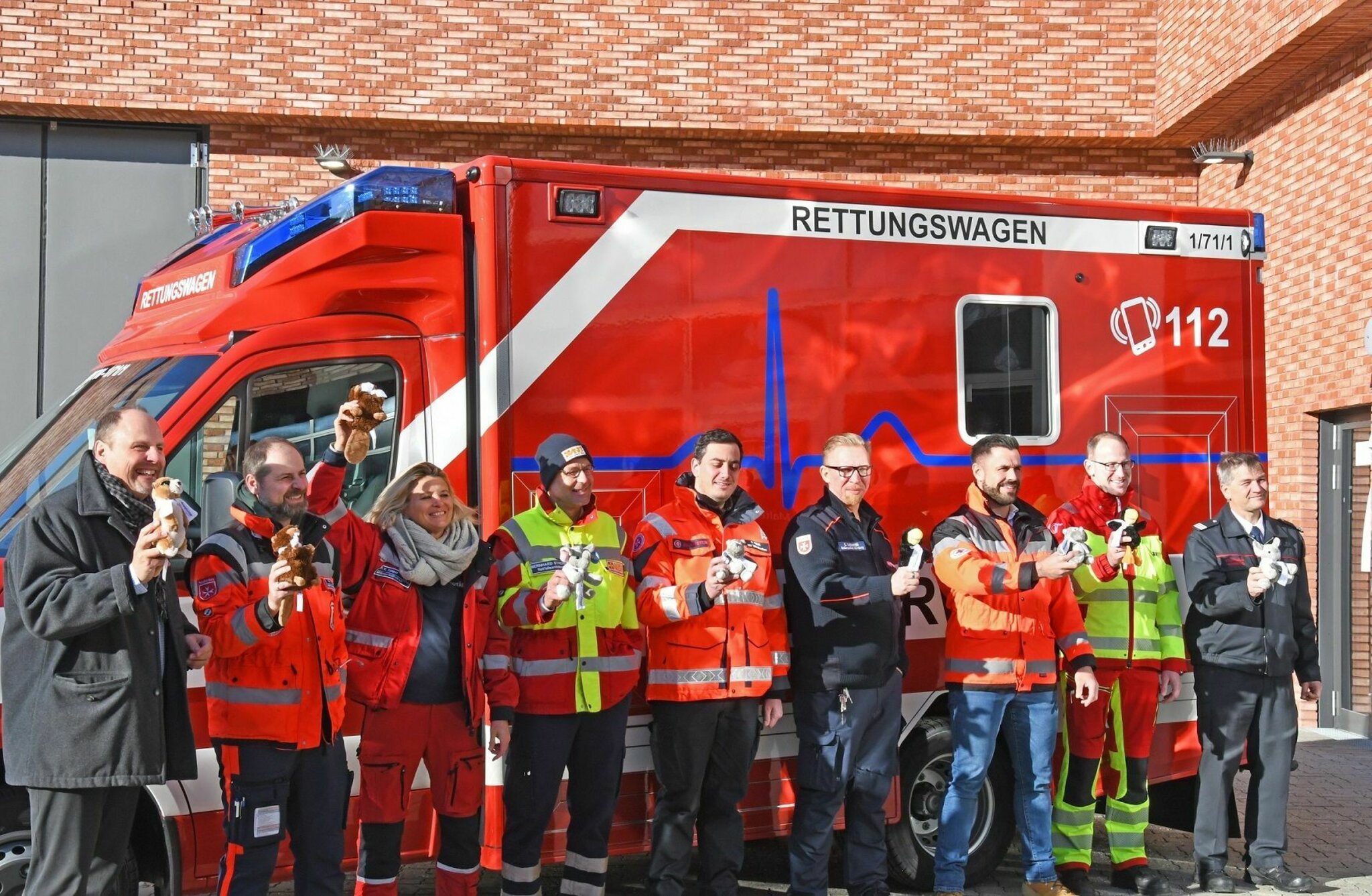 Trost für kleine Patienten: Notärzte spenden 1.000 Kuscheltiere! - Nürnberg