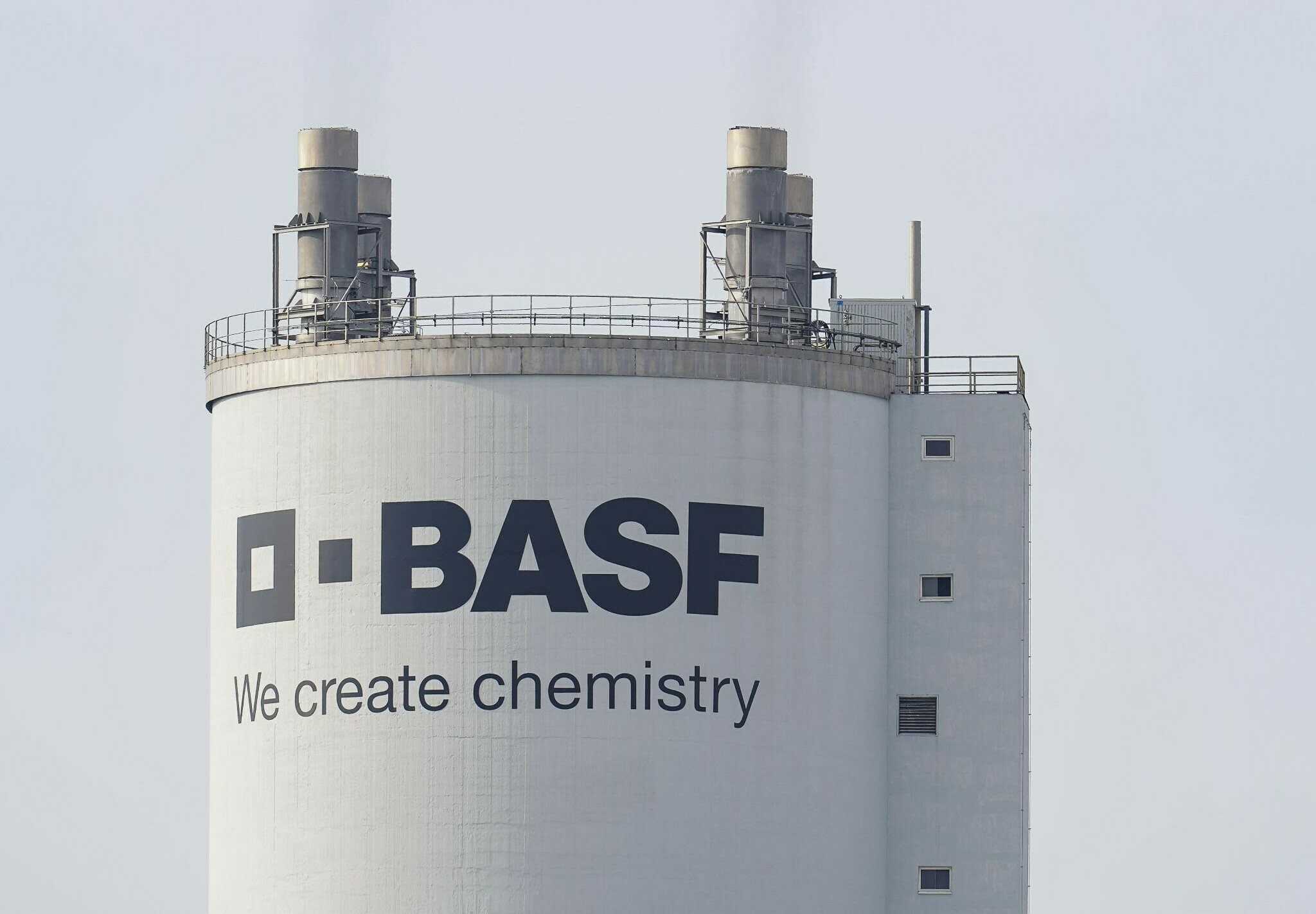 Chemiekonzern setzt Rotstift an: BASF streicht weltweit 2.600 Stellen ...
