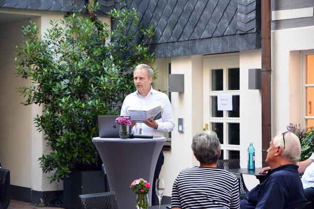Launiger Sommerabend im Ludwig Erhard Zentrum: Lesung zum „Geburtstag ...