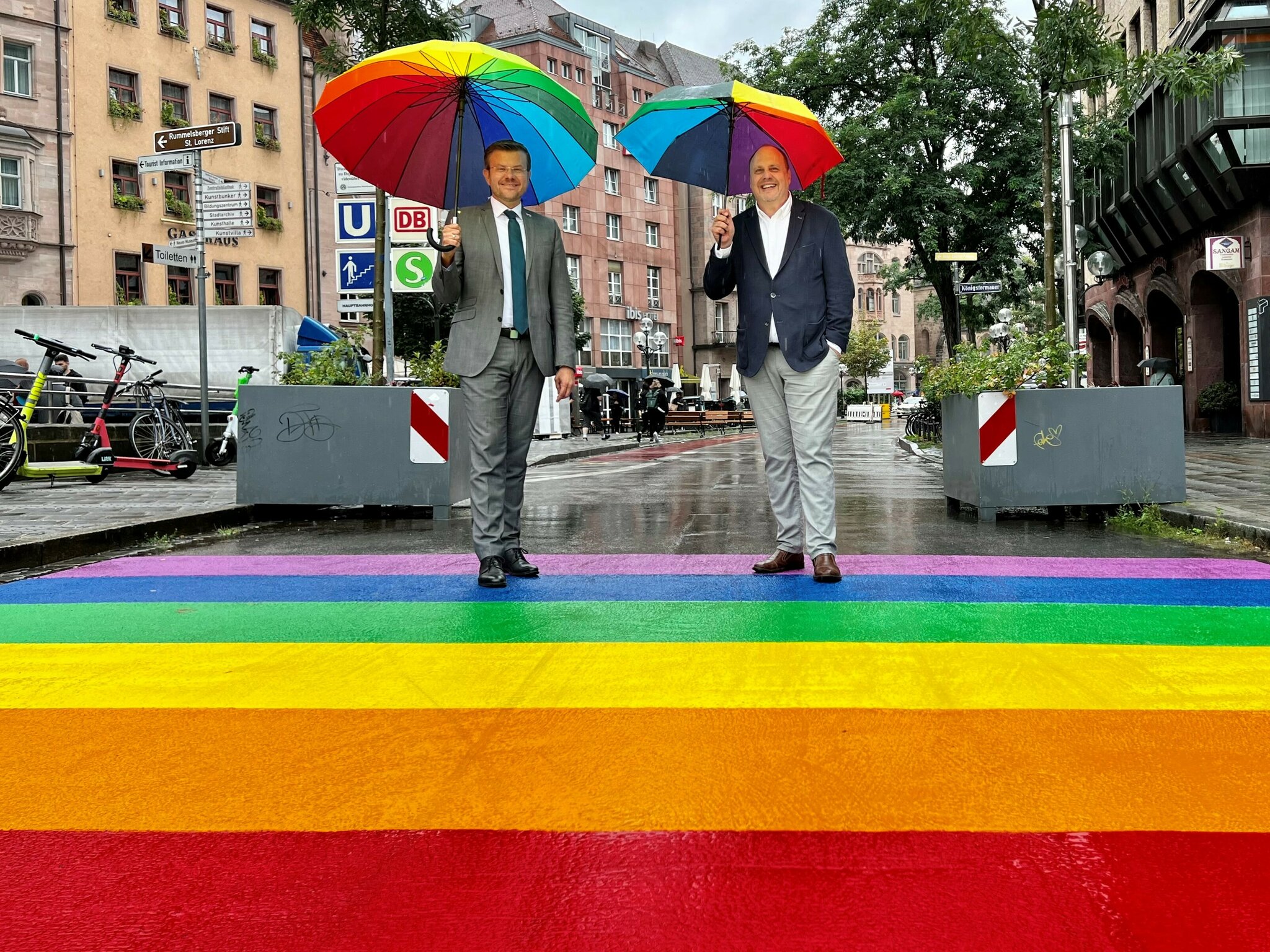 Alles schön bunt hier?: Umfrage: Aufregung um den Regenbogen-Zebrastreifen! - Nürnberg