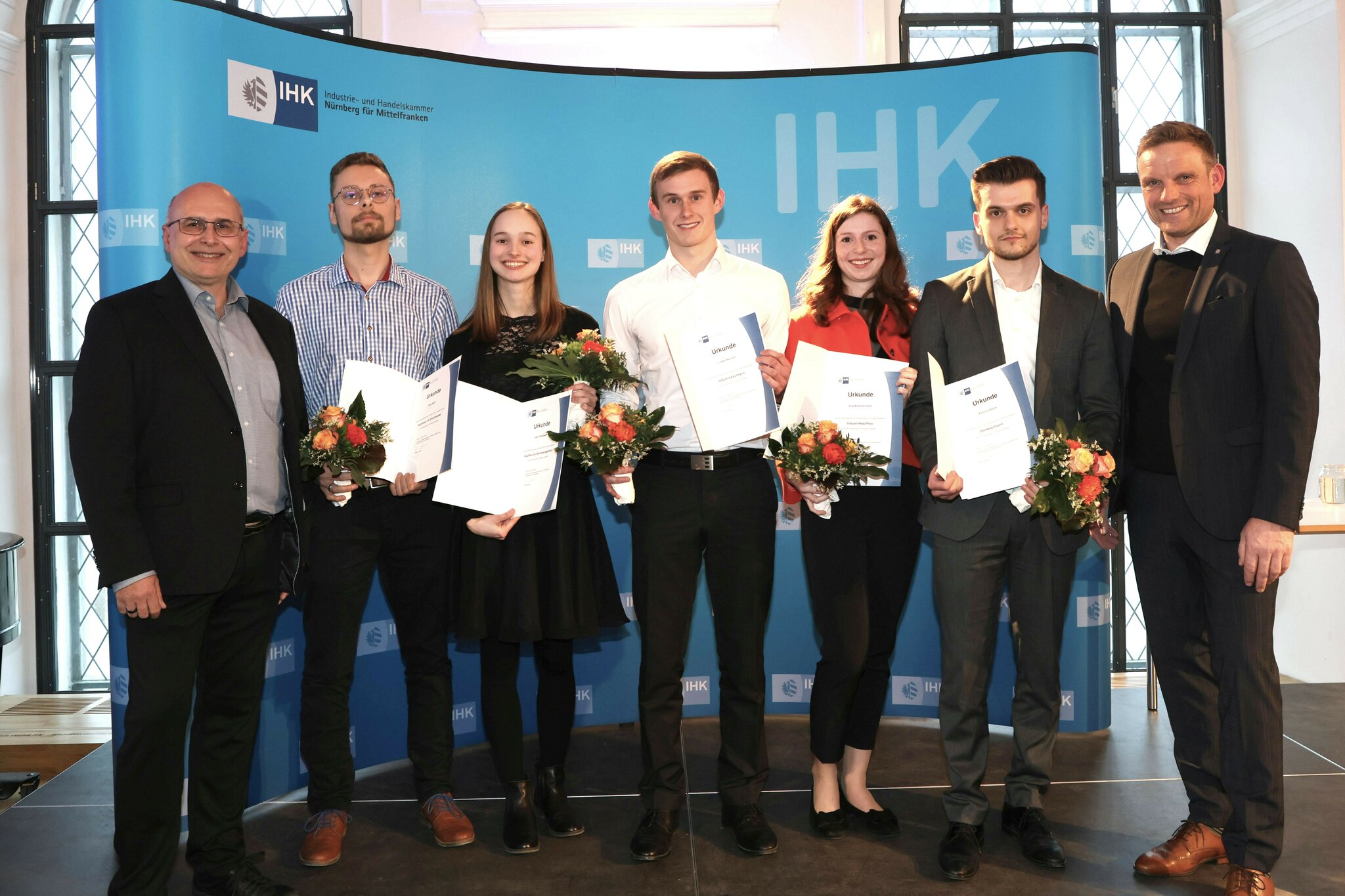 Prüfungen bestanden: Azubis nahmen IHK-Zeugnisse entgegen - Erlangen